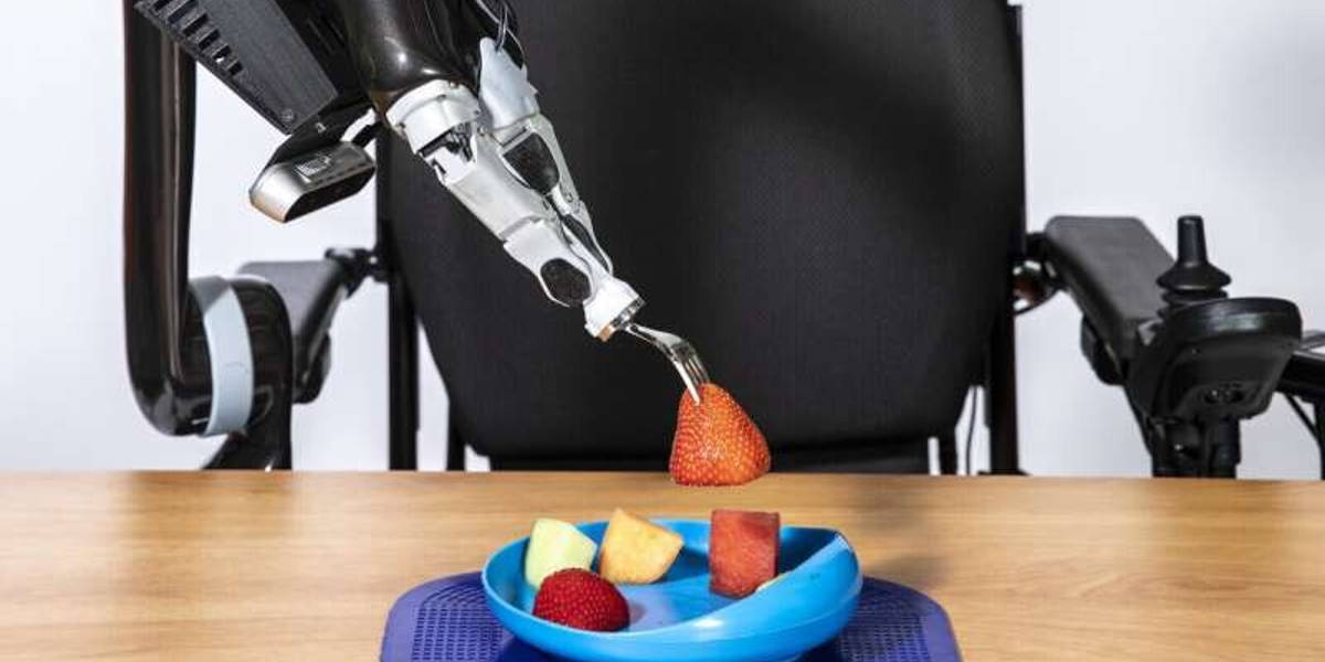 Robotarm helpt dwarslaesiepatiënt zelfstandig te eten | ICT&health