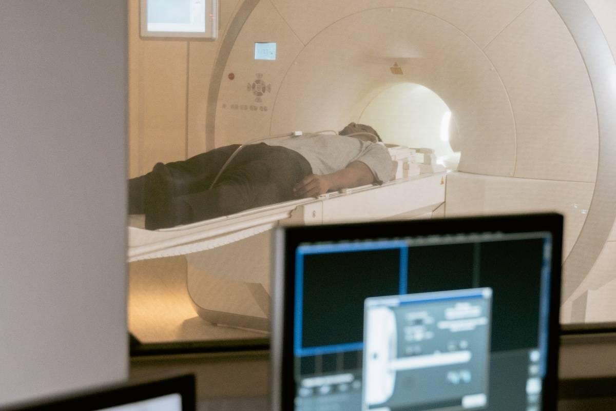 Subsidie voor onderzoek naar snellere MRI-scan met AI - ICT&health ...