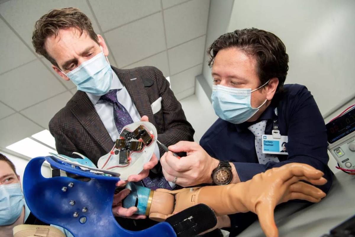 Nieuwe robot gestuurde bionische arm voelt aanraking en beweging - ICT ...